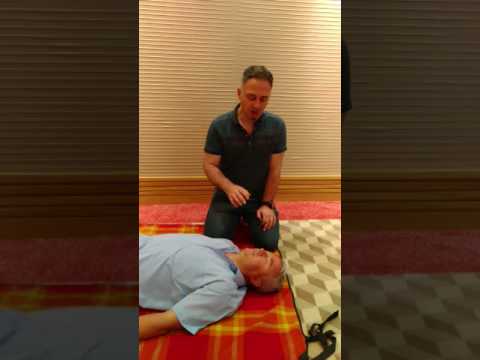 Baş Geri Çene Yukarı Pozisyonu Solunum Yolunu Açmak - Dilin Geriye Boğaza Kaçması