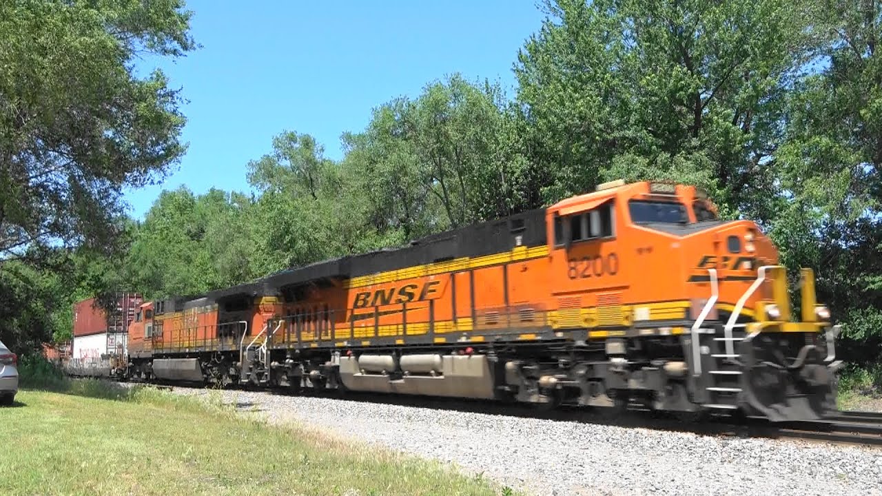 BNSF 8200 Leads a Stack Train, Colona, IL 5/22/24 - YouTube