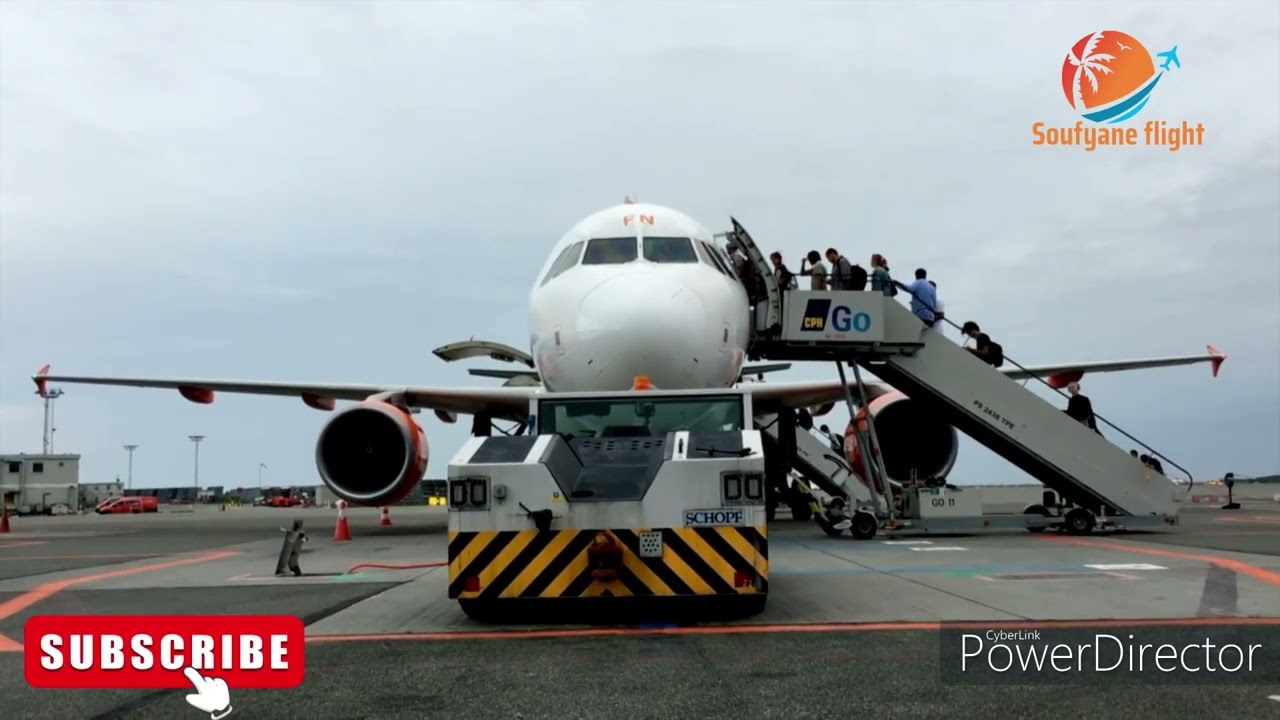 un embarquement dans l'avion à l'aéroport, embarquement au débarquement ...