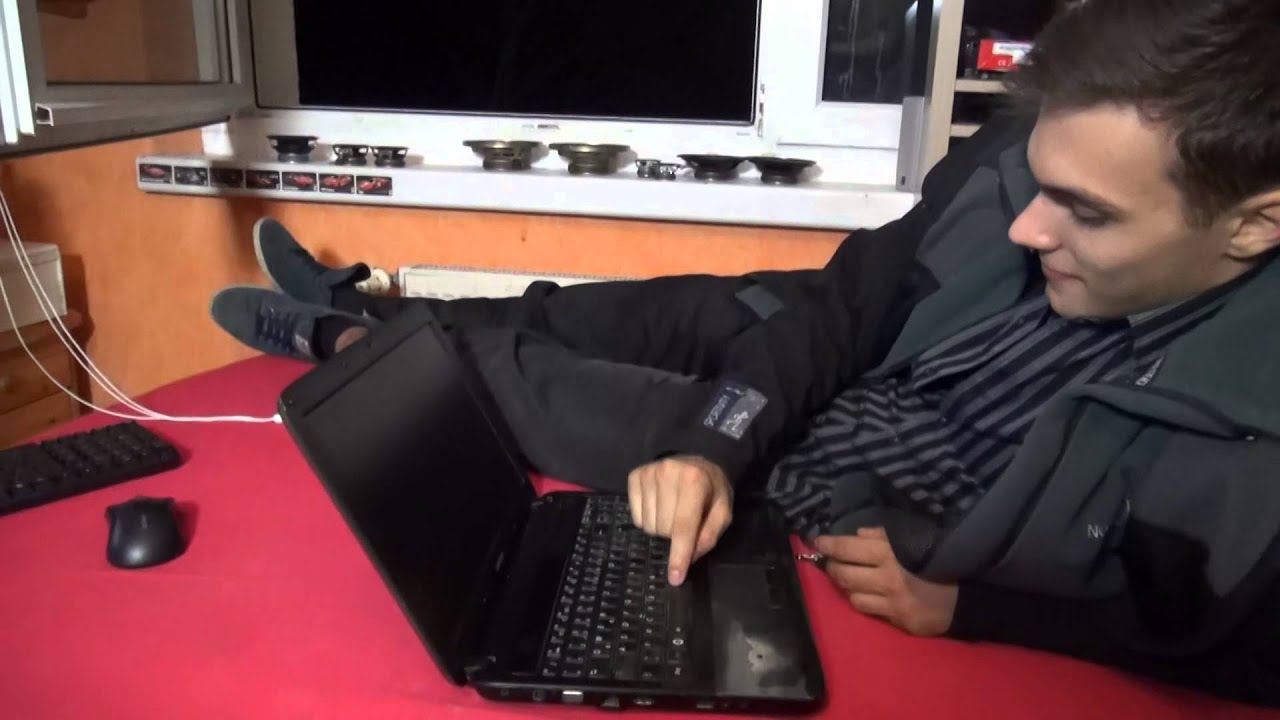 ANGRY GUY LAPTOP SMASH - YouTube