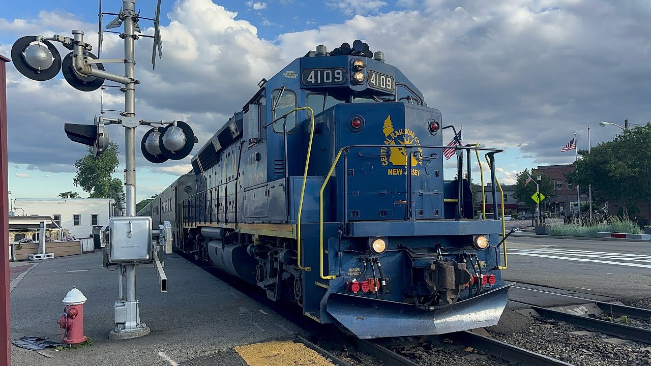 [4K/HDR]: CNJ Heritage GP40PH-2 4109 leads train 61 at a slow pace (6 ...