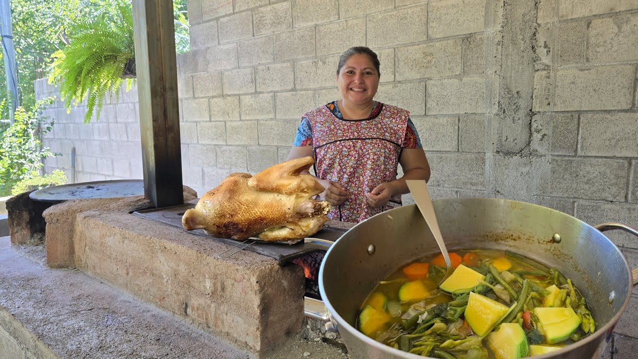 Hoy PREPARE una DELICIOSA sopa de GALLINA en mi COCINA de LEÑA. - YouTube