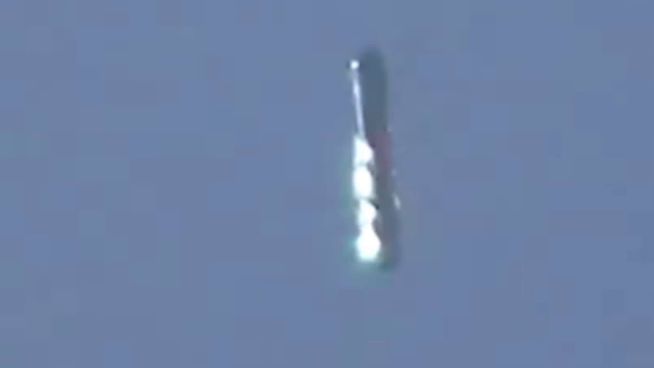 ASTONISHING Cigar Shaped UFO 2013 stabilized and zoomed - YouTube