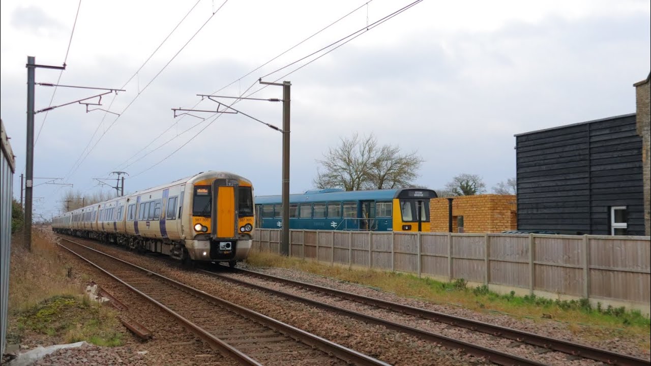 Great Northern Class 387 passes a Class 142! - YouTube