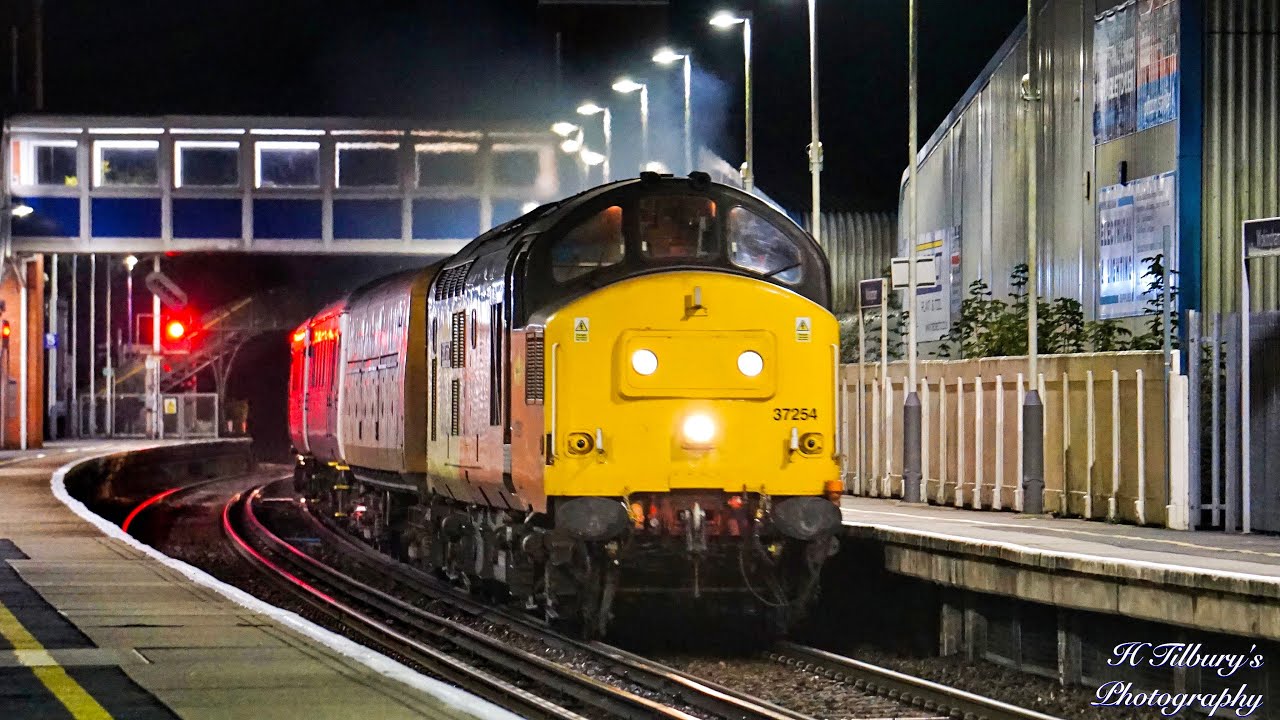 Class 37: Colas Rail's 37254 Opens Up Through Wokingham On A Network ...