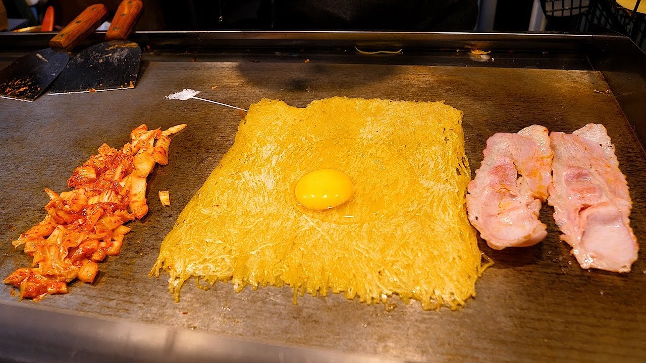 홍대 냉면구이 김치 베이컨 / Kao Leng Mian, Chinese Street Food in Korea - YouTube