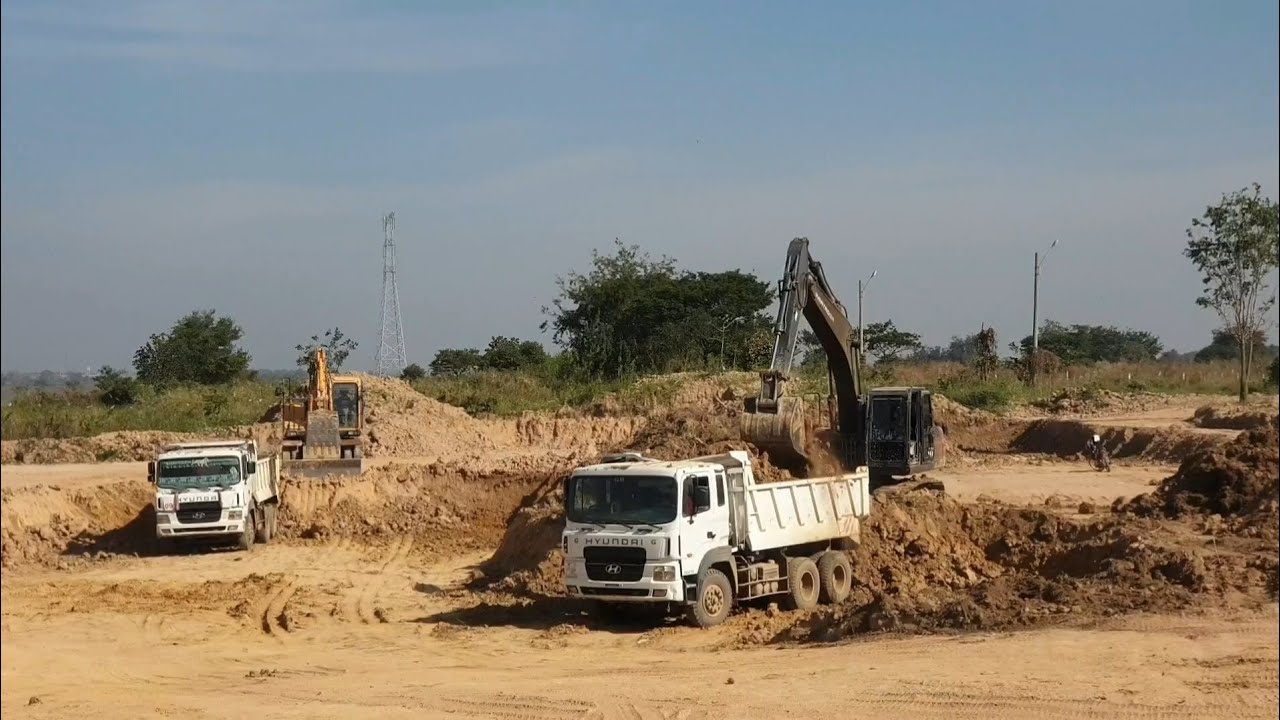Excavator Loading Soil Into Dump Trucks Hyundai20-25ton Exca Matador ...