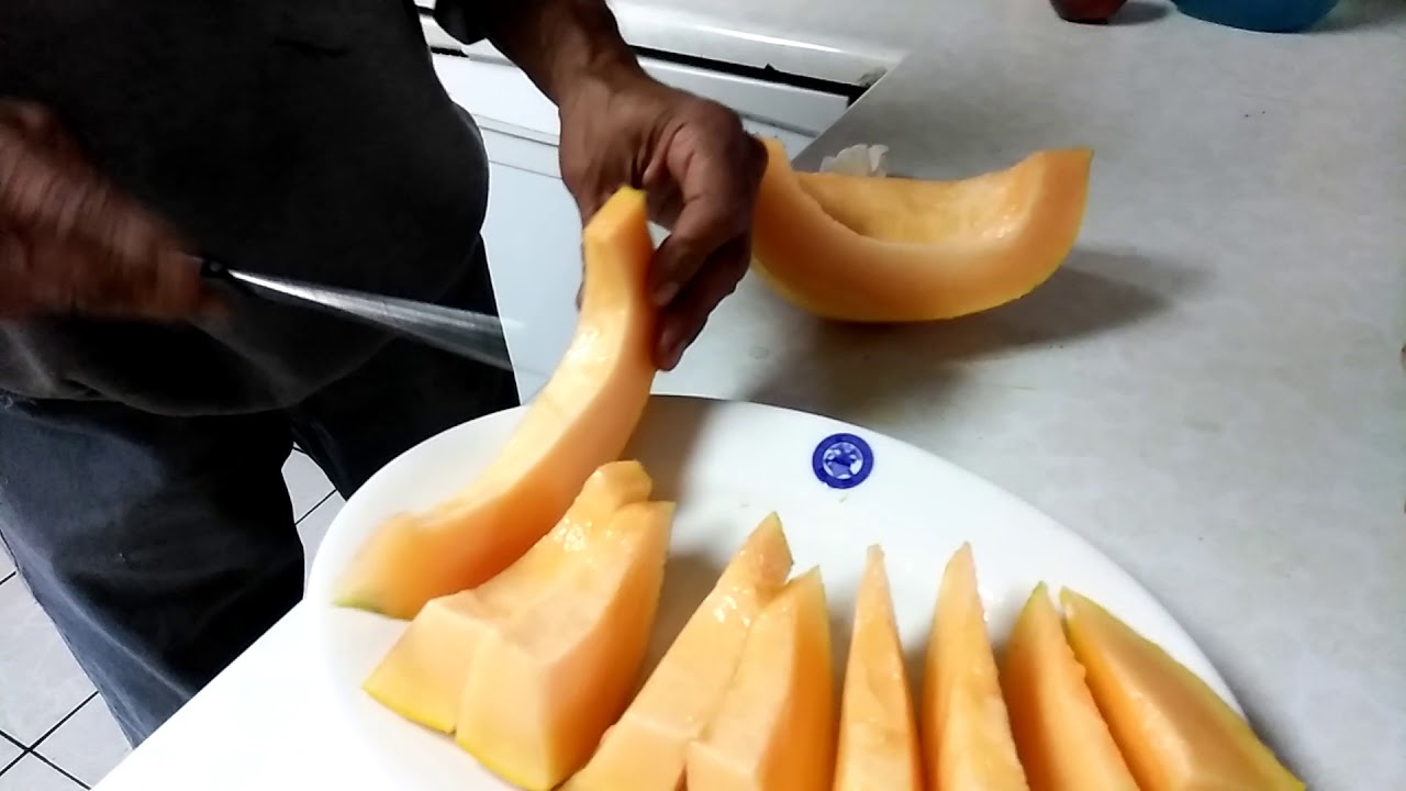 Cutting the Israeli melon - YouTube