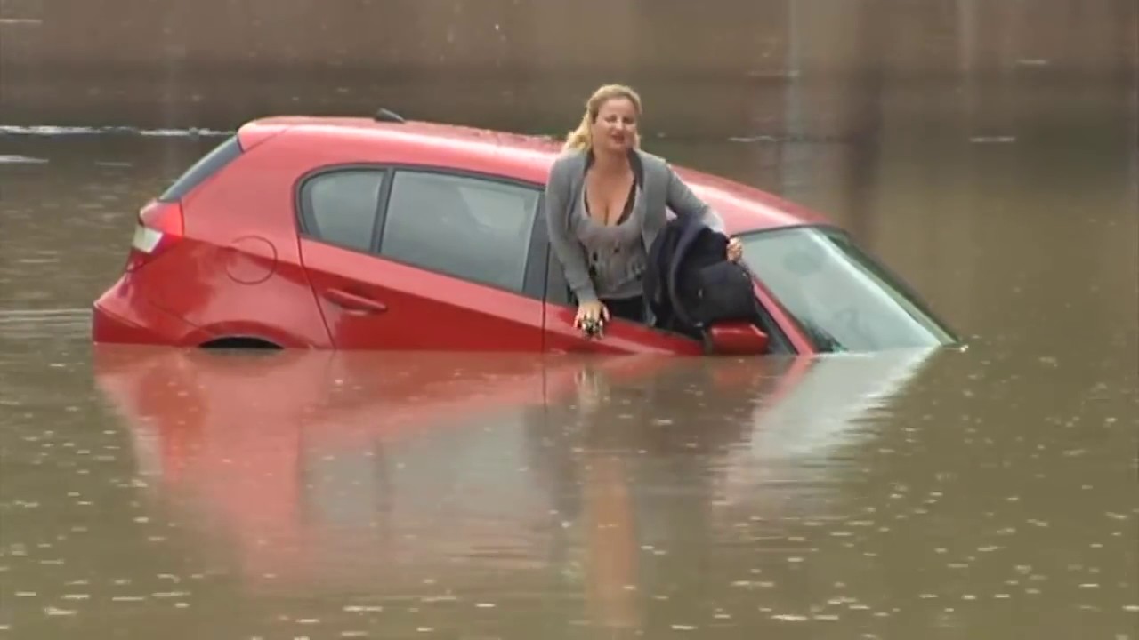 Woman Rescues Herself From The Flood To The Roof Of Her Car - YouTube
