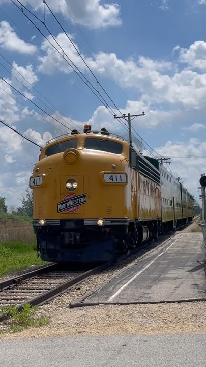 CNW #411 blowing both horns SAME TIME | IRM CNW Weekend - YouTube