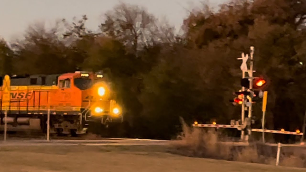 BNSF Intermodal at Sunset! || Norman, Oklahoma: 11/21/22|| Trains - YouTube