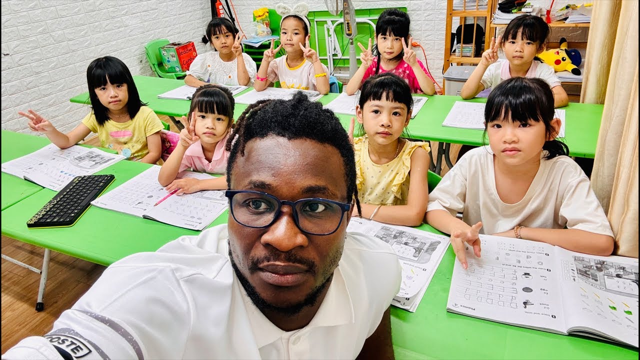 Look Starter Unit 2 ( At School) Lesson 5 and Game - YouTube