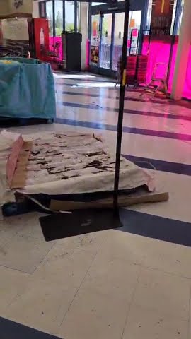 What a store looks like inside 1 day before shutting down - YouTube