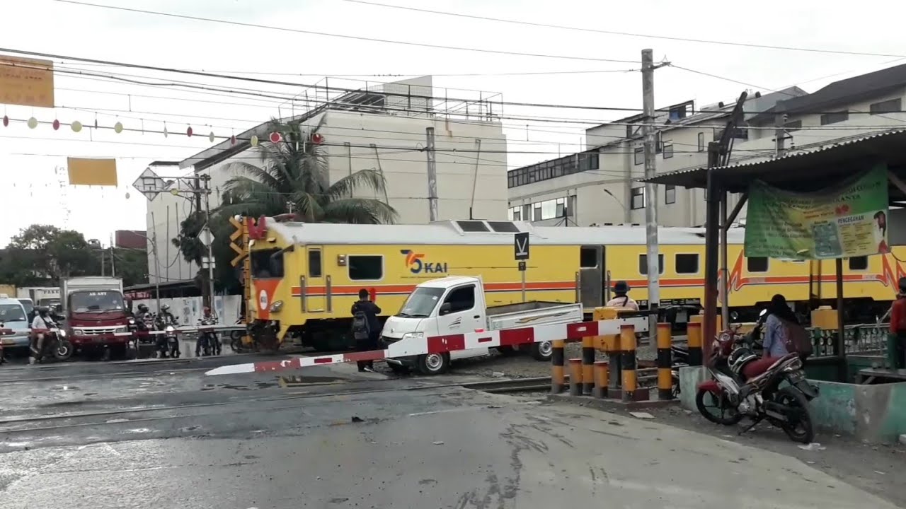Kereta Api Penolong KRL Anjlok Pulang Dipo ~ Perlintasan Kereta Api KRL ...