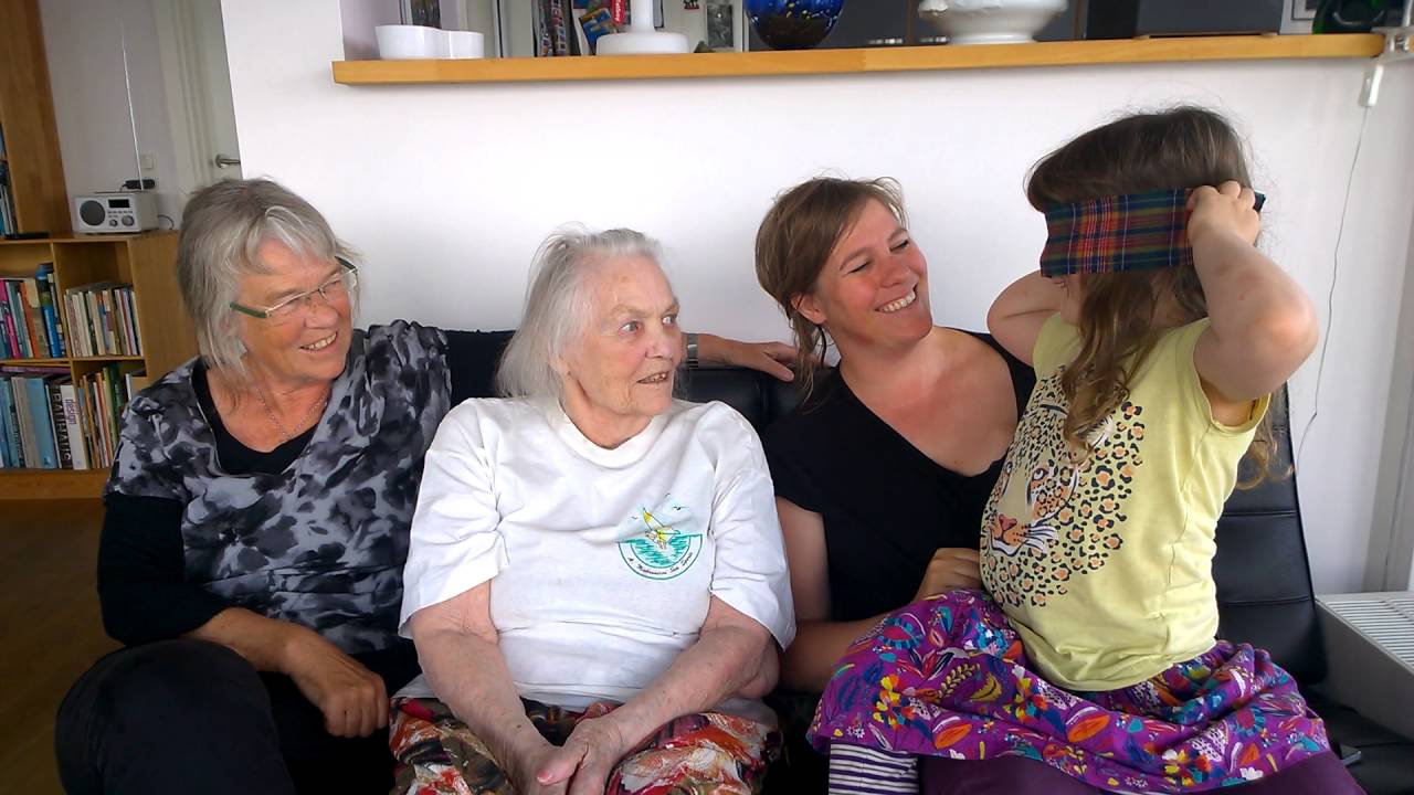 oldemor, mormor, mor og datter - YouTube