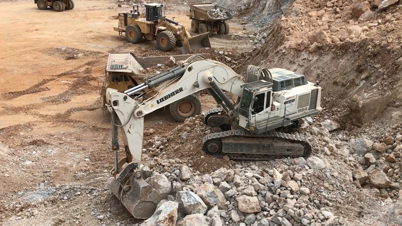 Liebherr 984 Excavator & Caterpillar 992G Wheel Loader Loading Dumpers ...