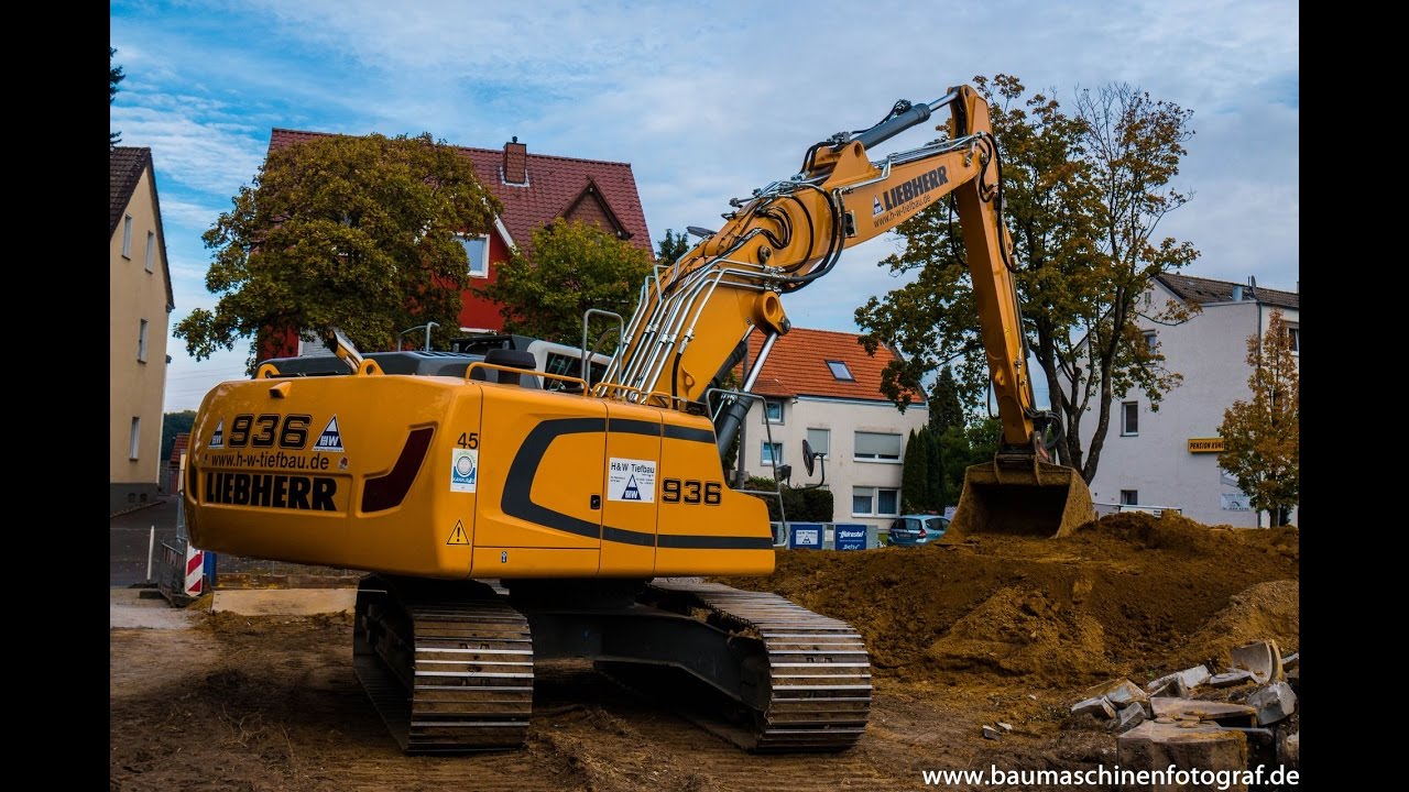 LIEBHERR R936 mit OilQuick und Schaufelseperator - YouTube