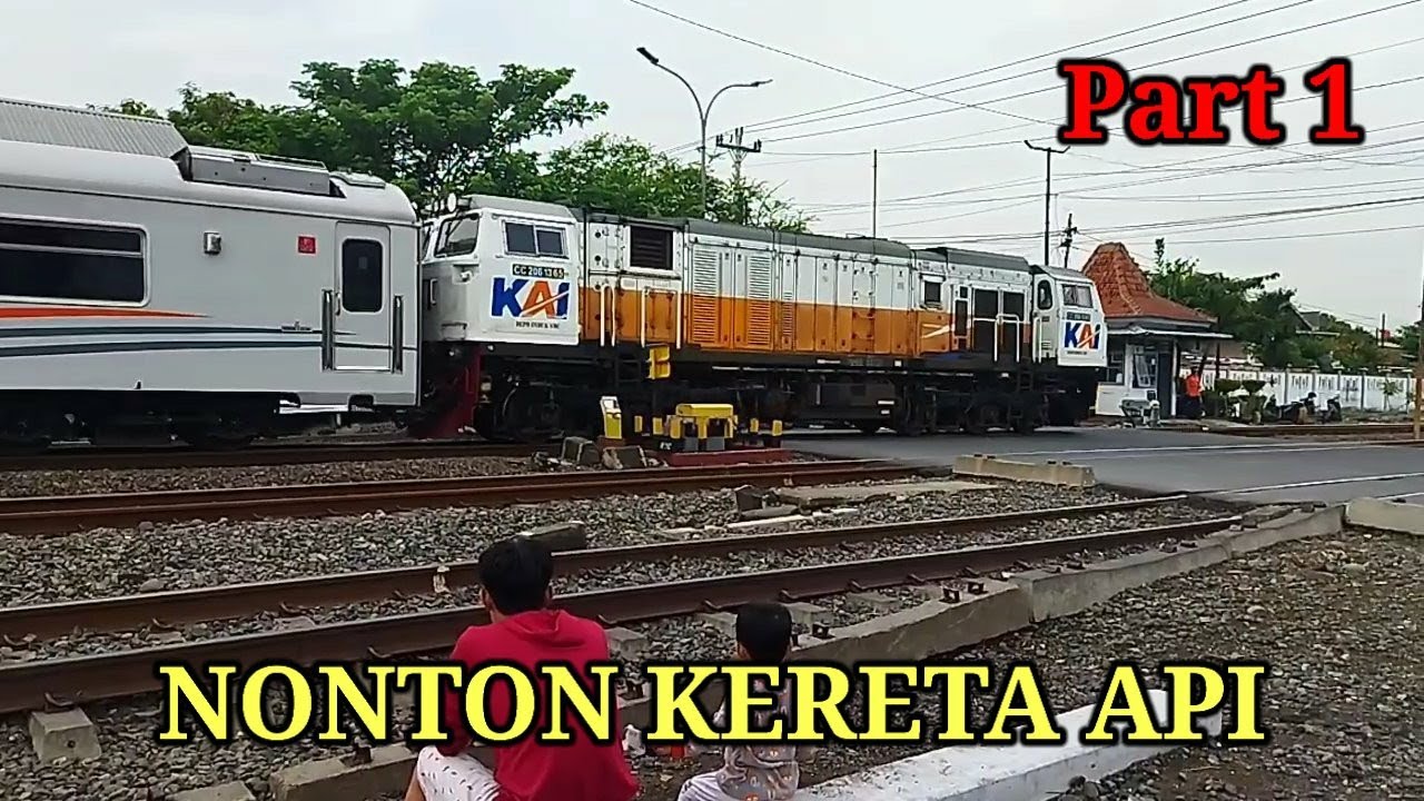 NONTON KERETA API PART 1 DI PERLINTASAN KERETA API JPL 01 JALAN ...