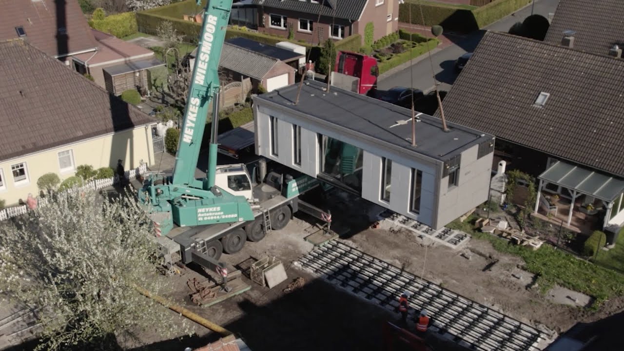BLOXS LIVING 50 - Modulhaus Anlieferung und Aufstellung - Prefab German ...