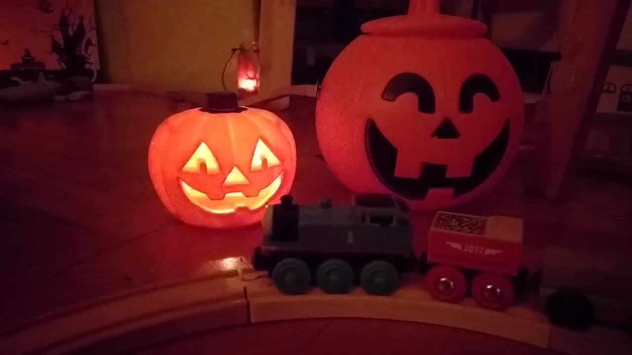 Halloween Spooky Thomas Train set for kids video - YouTube