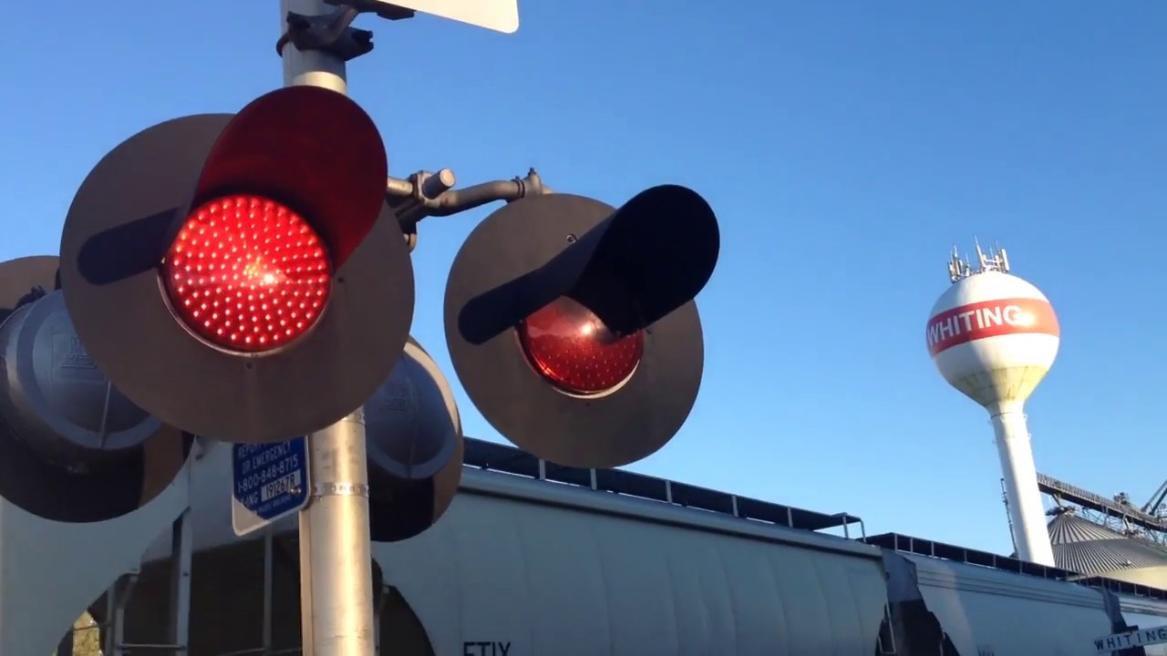 Whittier Street railroad crossing, UP 4352 Manifest, Whiting, IA - YouTube