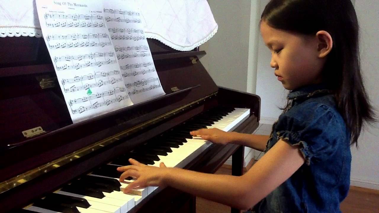 Jennifer is plaing "Song of the mermaid'. - YouTube