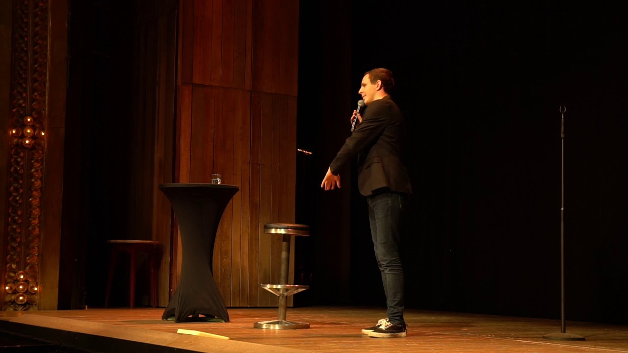 Jonas Strandberg gör 4 minuter standup på Oscarsteatern - YouTube