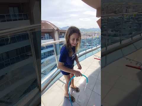 Cansın balkon yıkarken su şakasına fena yakalandı. Bol kahkahalı,  eğlenceli bir video 😄