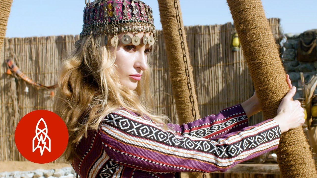 The Fashion Designer Reimagining Sadu Fabric - YouTube