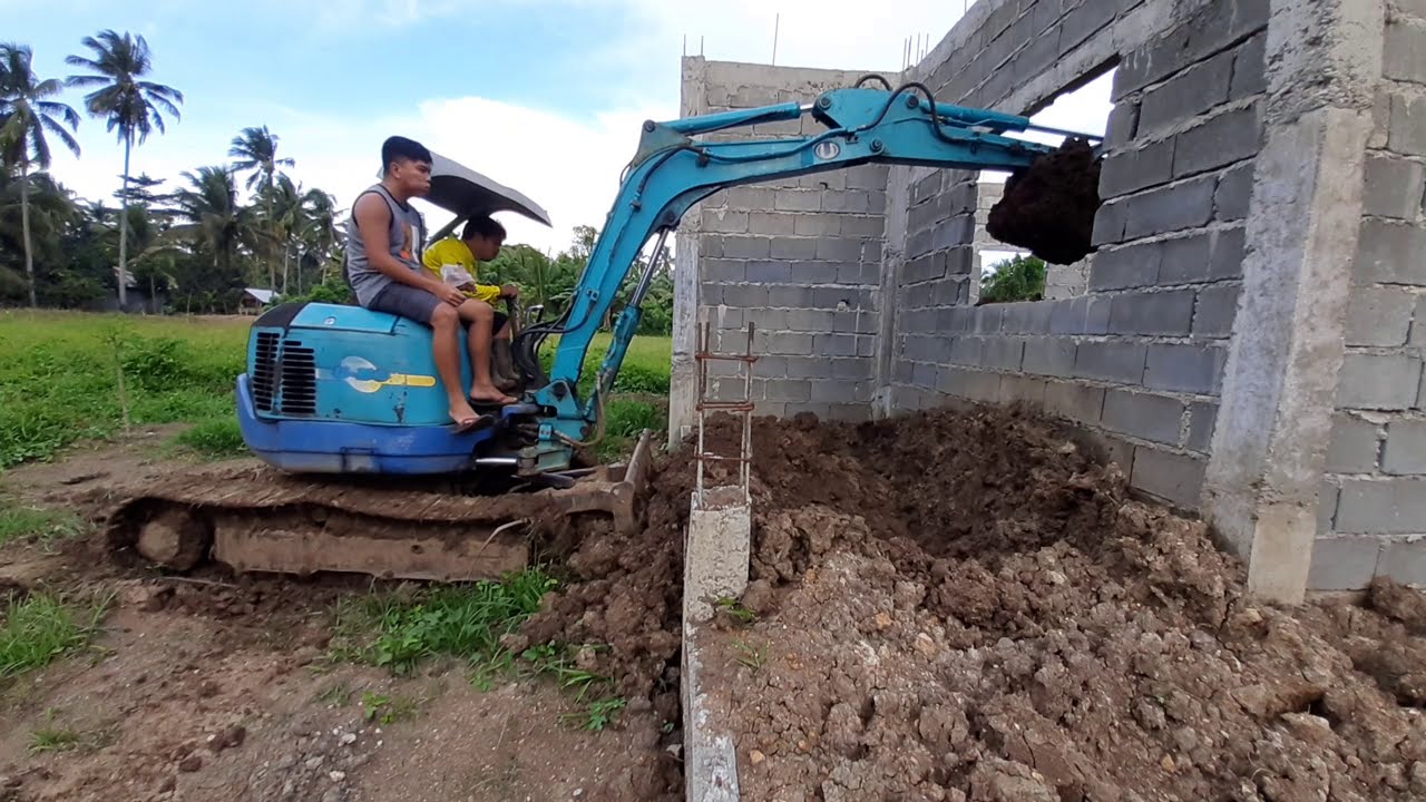 Building a house - earthfill for flooring - YouTube