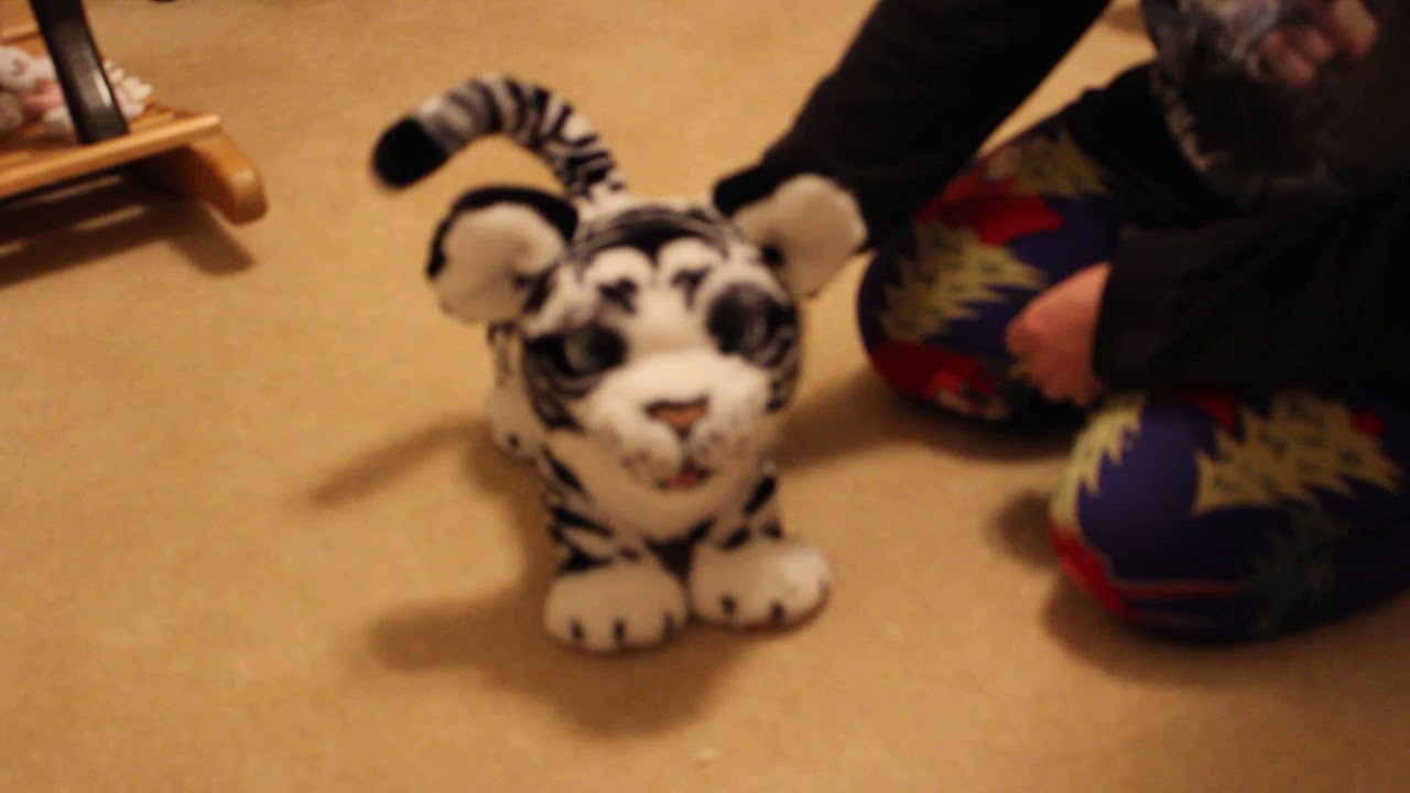 FurReal Ivory the Roarin' Tiger! Full demo with sounds and movements ...