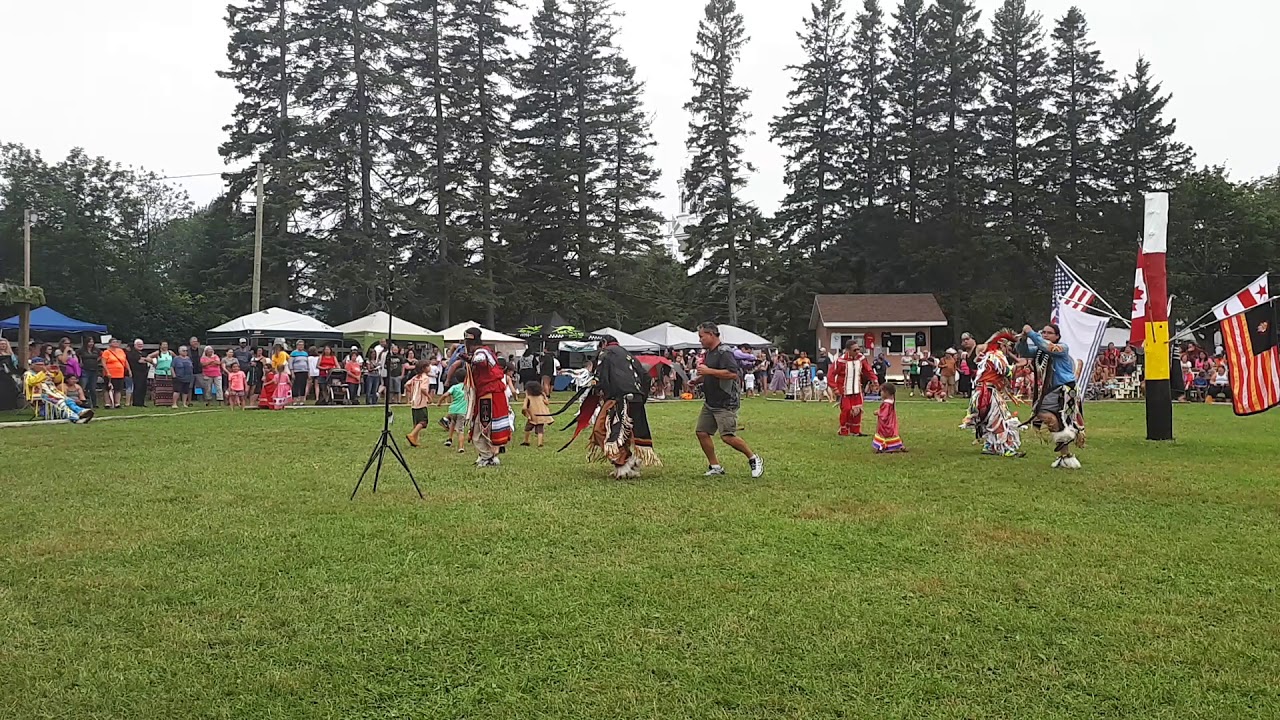 Mens kojua 1st song @ Listuguj powwow 2018 - YouTube