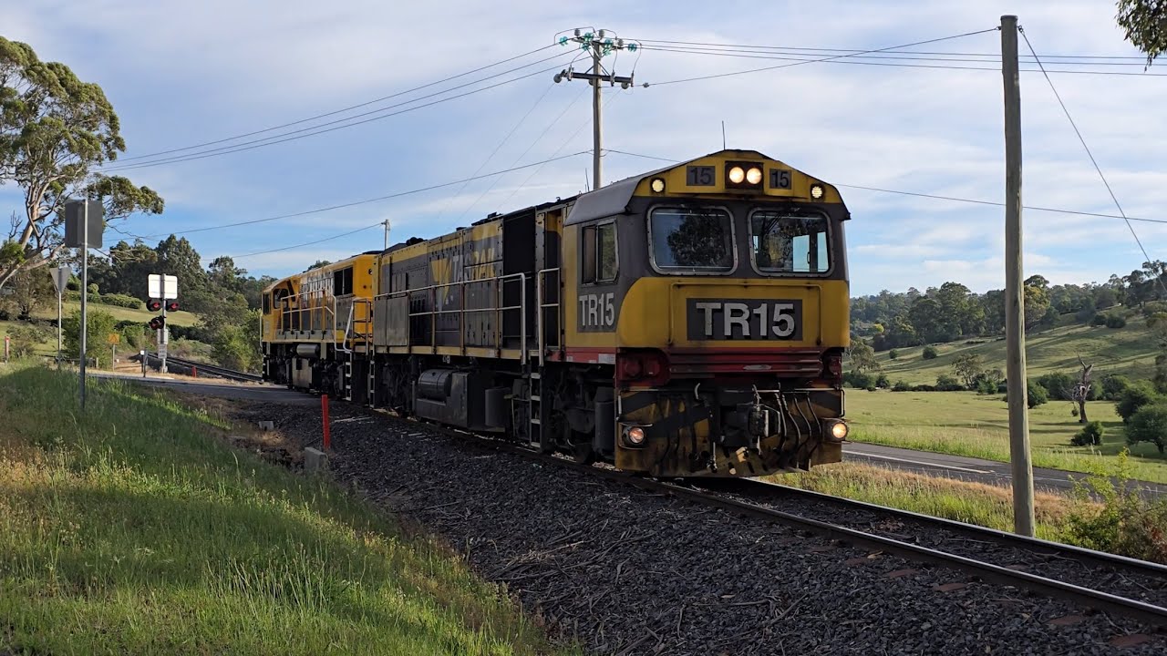 TasRail TR15 2052 Light engines crossing Opossum Road - YouTube
