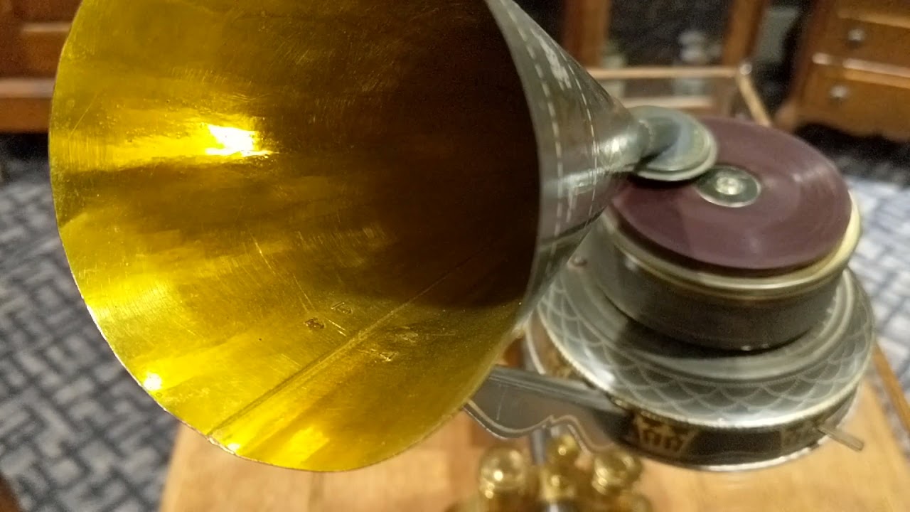 1902 Stollwerck playing a recently made chocolate record - YouTube