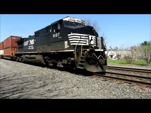 NS 9197 a D9-40CW leads a intermodal east through Chesterton Indiana - YouTube