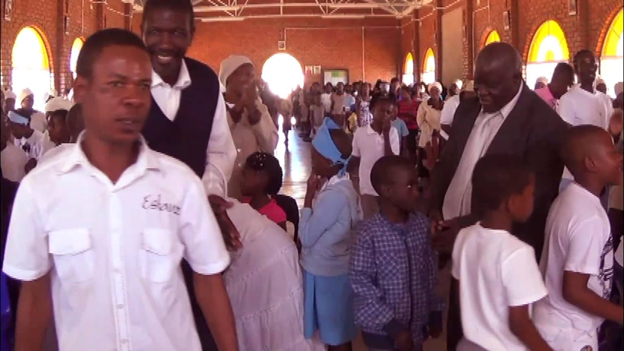 Zimbabwe Catholic Ndebele Songs - Siphiwe umlayo weNkosi - YouTube