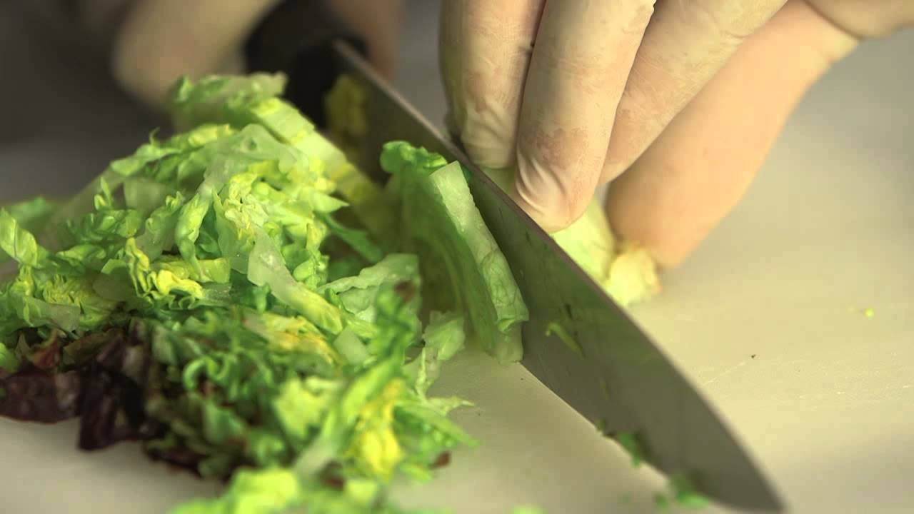 Emincer en chiffonade - Cutting in chiffonade - YouTube