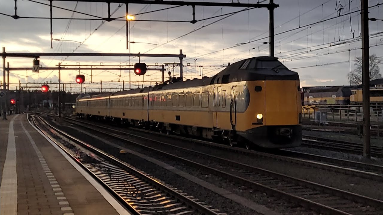 NS 4222 lichtgroetend te Amersfoort Centraal - YouTube