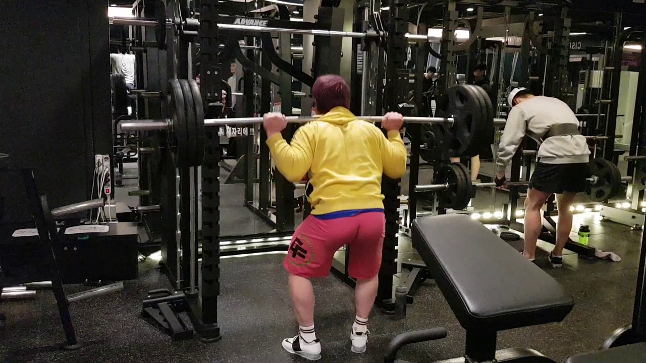 스쿼트 140kg 20회 - YouTube