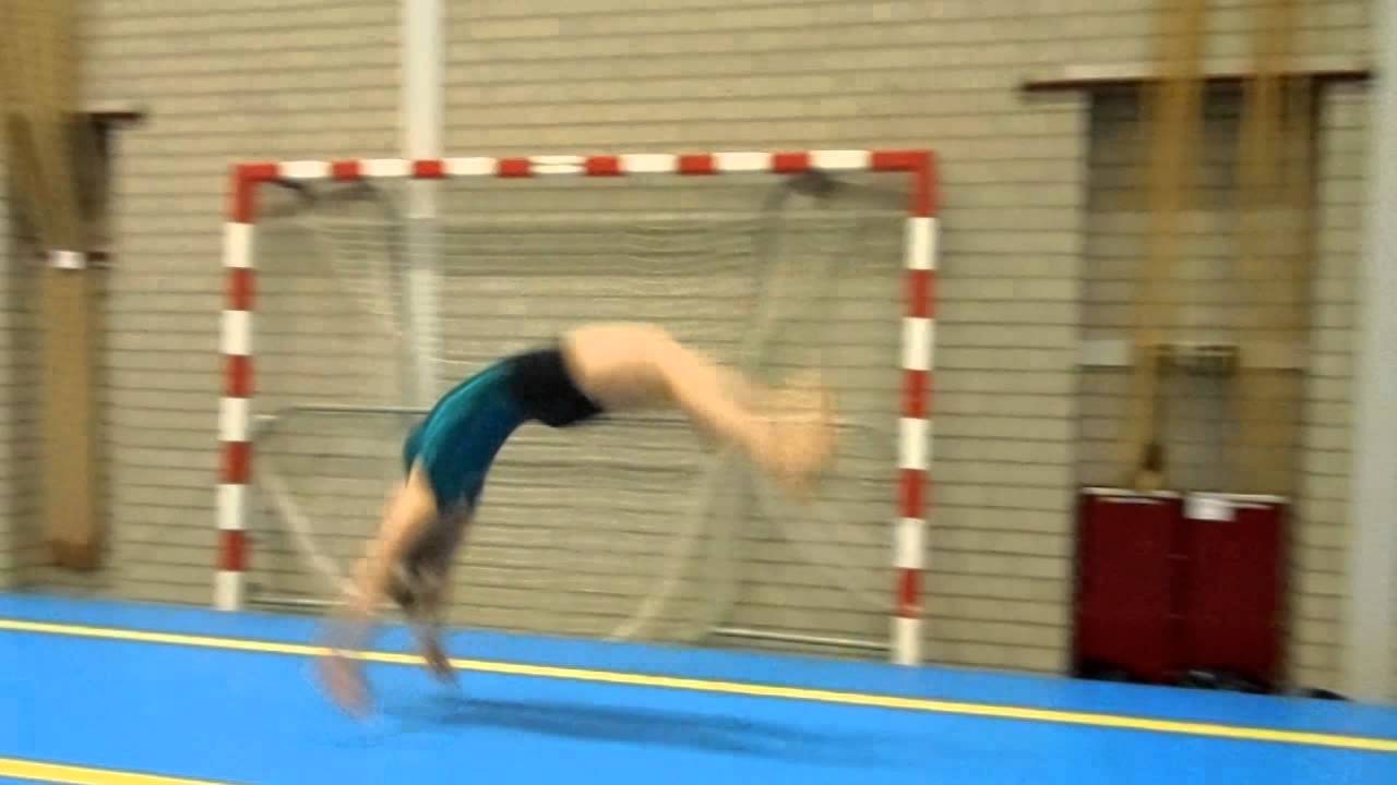 Turnclub P.i.T - Marie overslag salto halve draai - YouTube