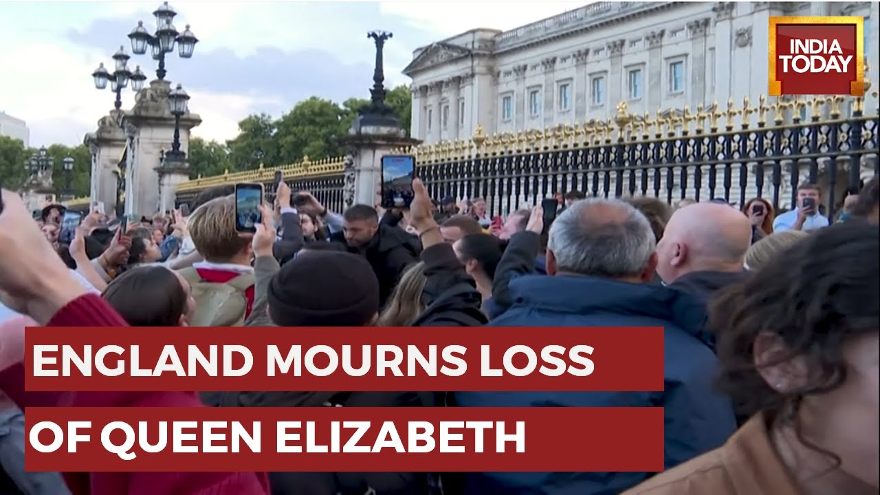 Massive Crowd Gathers Outside Buckingham Palace, Sings Harmony In Queen ...