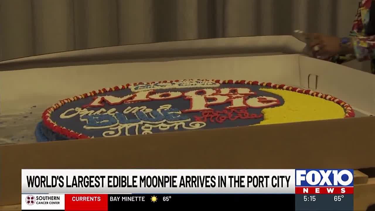 World's largest edible MoonPie arrives in Mobile - YouTube
