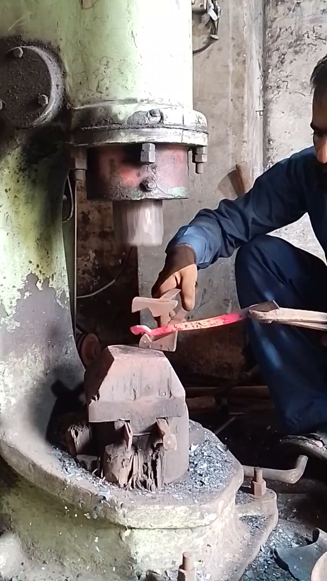 how to make Sickle neck #sickle sickle making process - YouTube