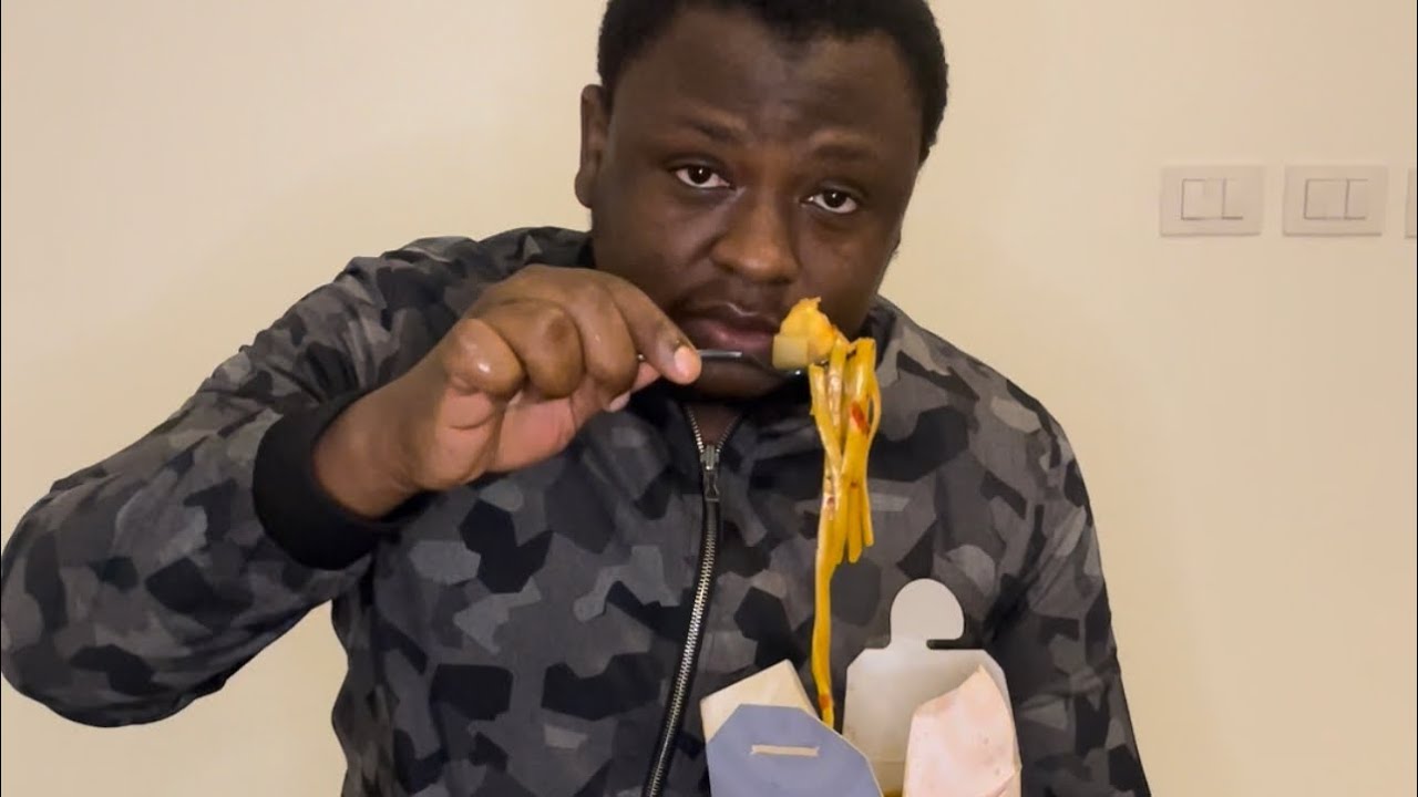 Jacket Guy builds his own meal. A Wok and Walk Noodle Review. - YouTube