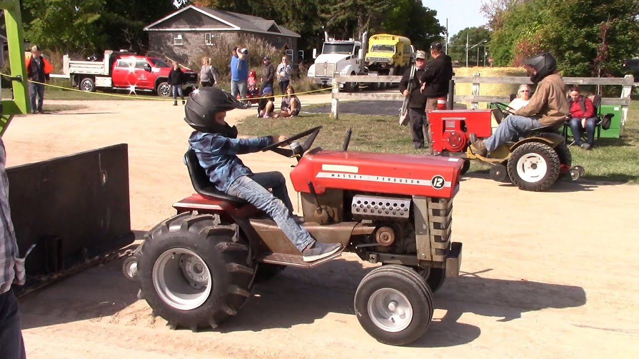Kids garden tractor pull Tiverton 800lbs - YouTube