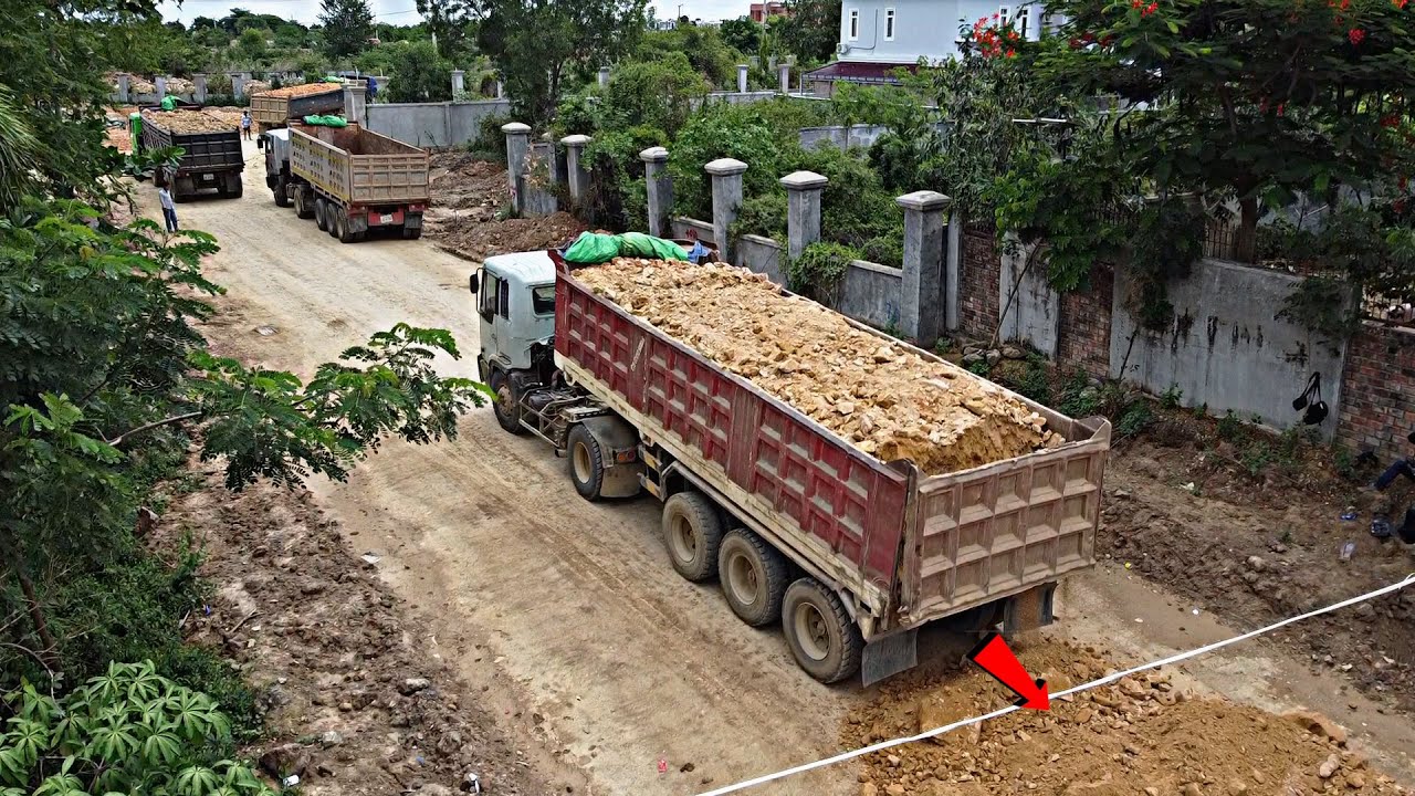 Amazing!! A team of 25.5t earthmoving trucks filled the road in the ...