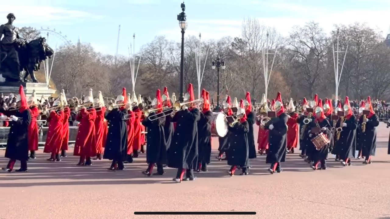 Great View Of The Changing Of The Guard UK - YouTube
