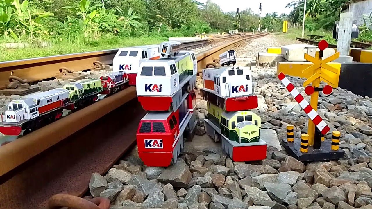 Mencari Dan Menemukan Kereta Api Kayu Di Jallur Kereta Api Asli - YouTube