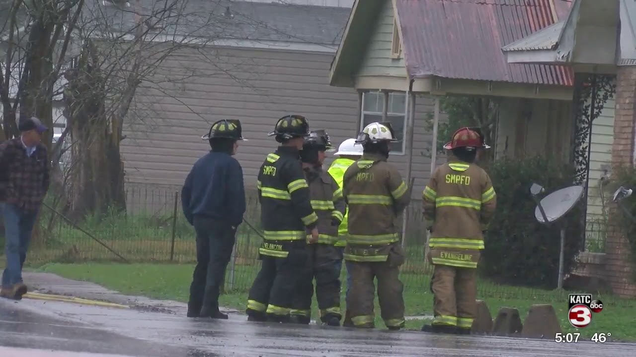 Crews working to repair ruptured gas line - YouTube