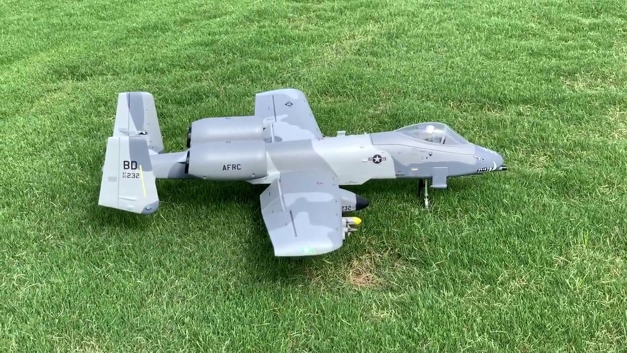 E-flite A-10 Thunderbolt flown by a rookie! - YouTube